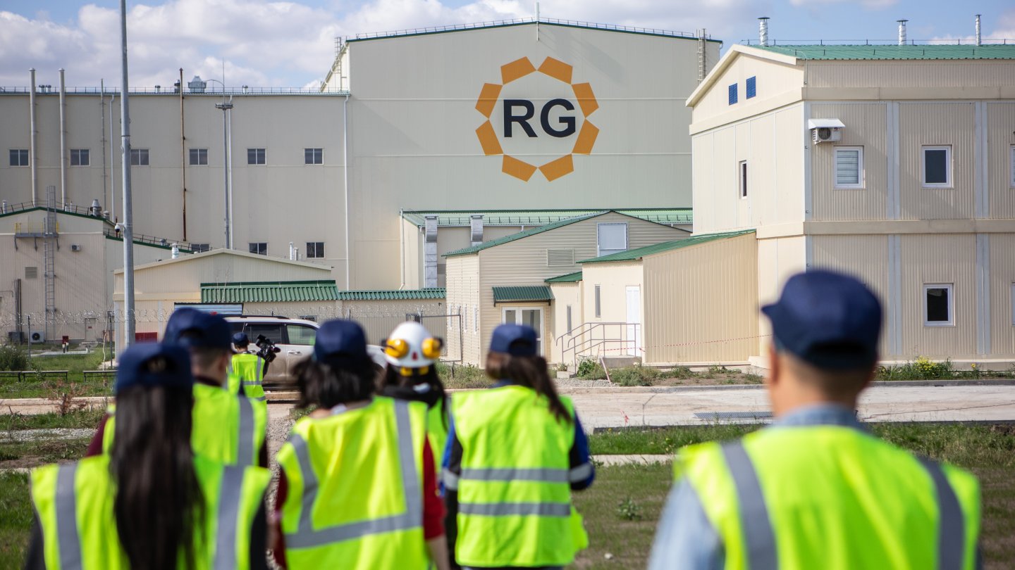 Годовщину со дня получения первого слитка золота нового ГМК отметила ...