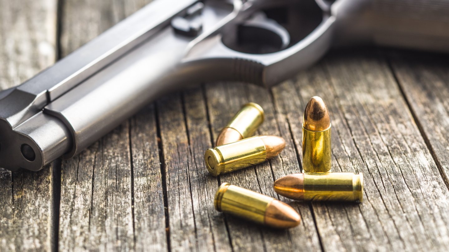 Полицейский открыл огонь в здании ДП